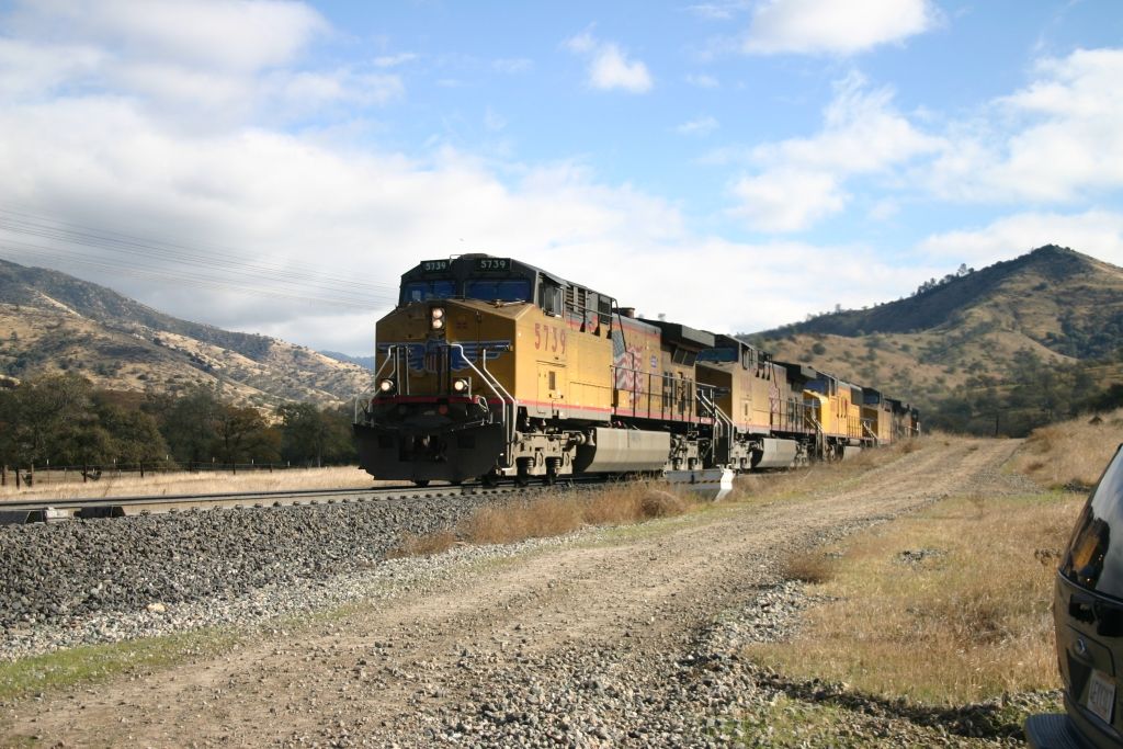 UP 5739 leads a manifest down the hill